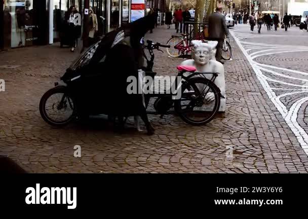 Personal cargo Stock Videos & Footage - HD and 4K Video Clips - Alamy