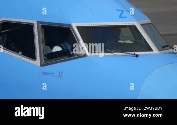 Zoom Out on Airliner Pilots. Boeing B737 at Madeira Airport 4K Stock ...