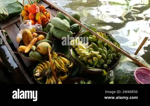 Iconic asian Lat Mayom floating market. Khlong river canal, long-tail ...