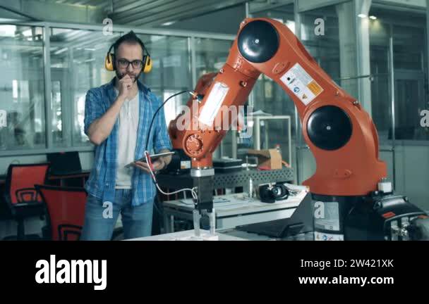 Software expert Stock Videos & Footage - HD and 4K Video Clips - Alamy
