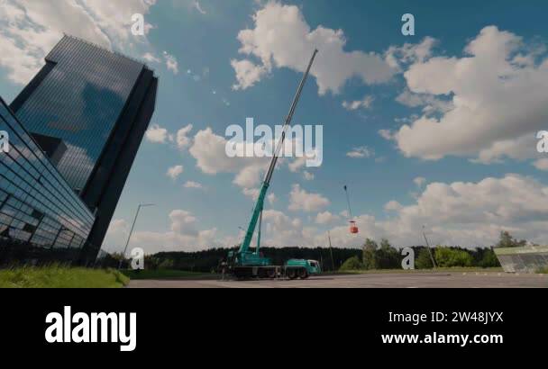 The largest mobile crane with a lifting capacity of 300 tons with an ...