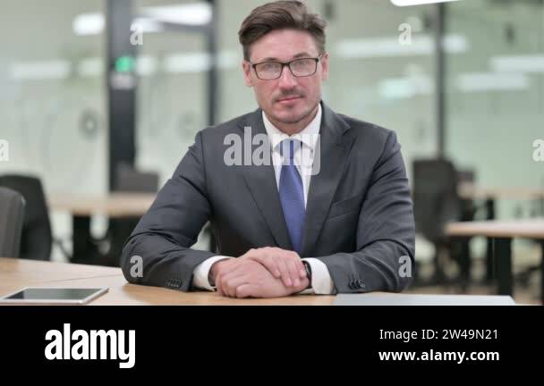 Hand shake sign Stock Videos & Footage - HD and 4K Video Clips - Alamy