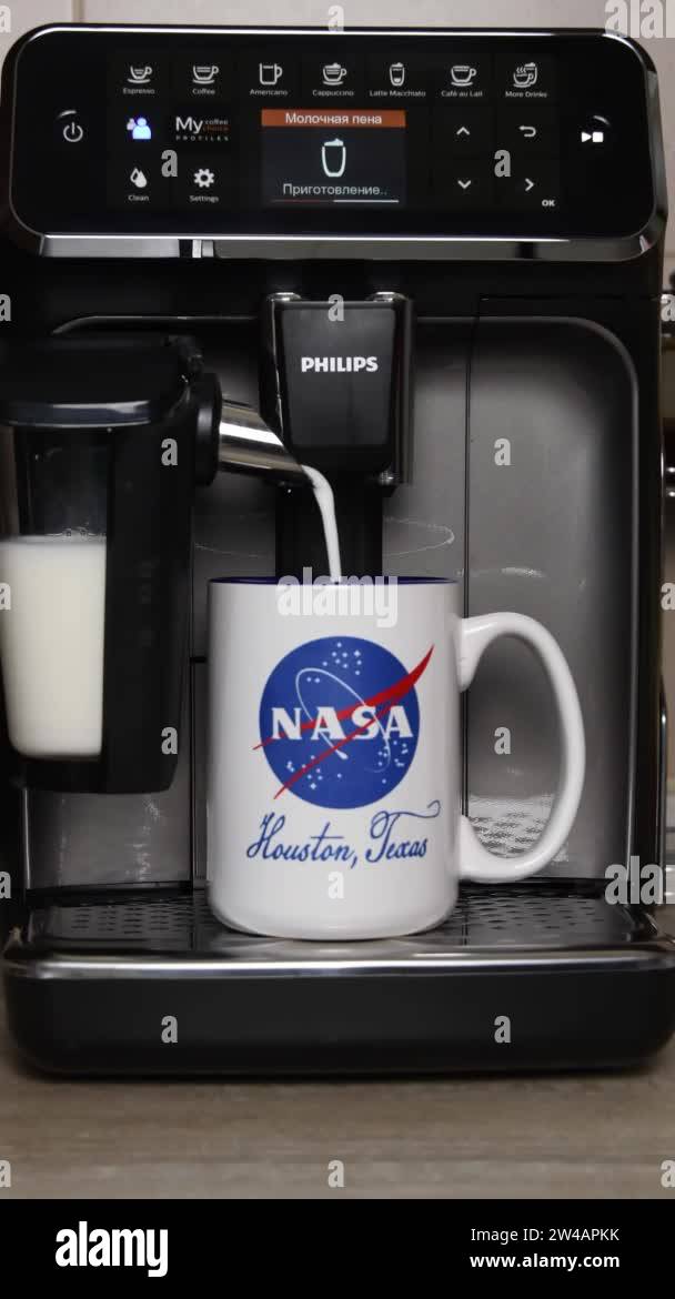 Fully automatic espresso machine Philips 4300 series LatteGo pouring ...