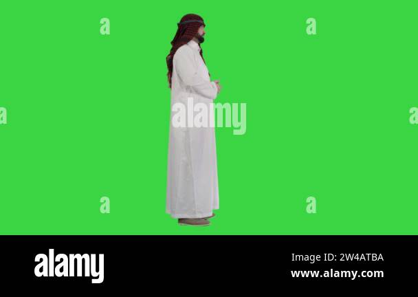 Arab man wearing keffiyeh making wellcome gesture on a Green Screen ...