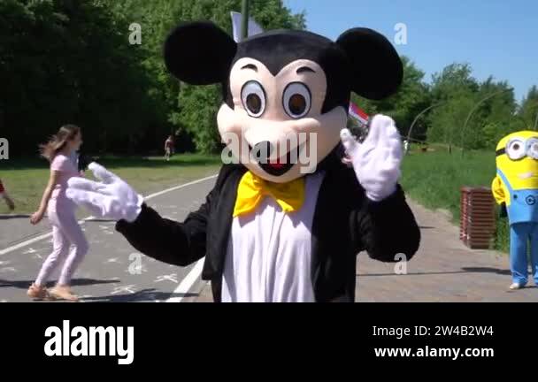 Mickey mouse waving Stock Videos & Footage - HD and 4K Video Clips - Alamy