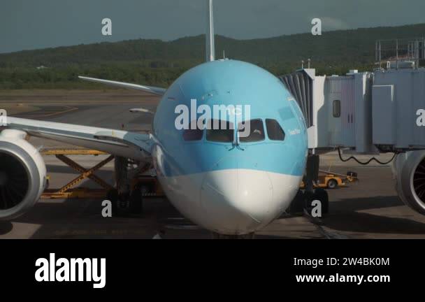 Airplane service station Stock Videos & Footage - HD and 4K Video Clips ...