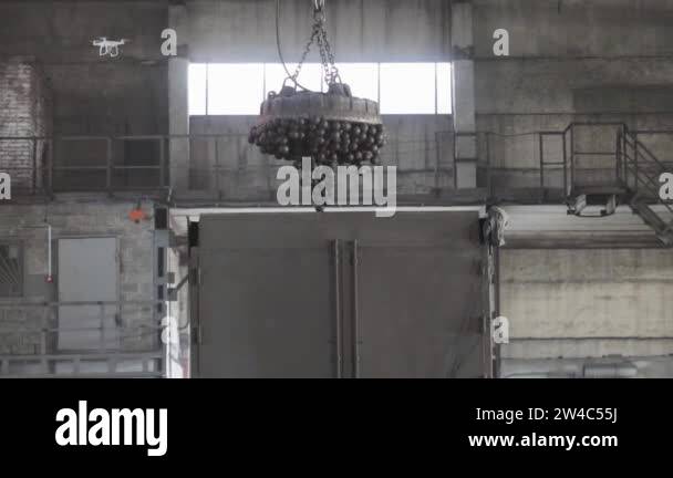 Crane magnet metal Stock Videos & Footage - HD and 4K Video Clips - Alamy