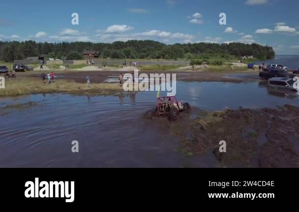 Off Road Free Fest. SUVs drive the swamp. Cars skid in the mud Stock ...