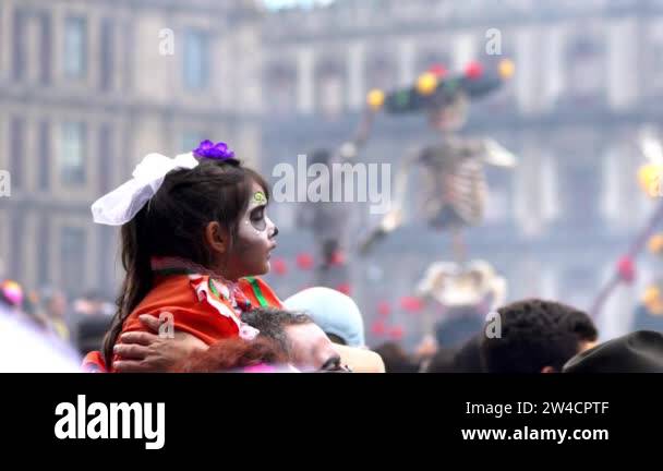 Mexico City, november 2019. A girl with Catrina make up is over the ...