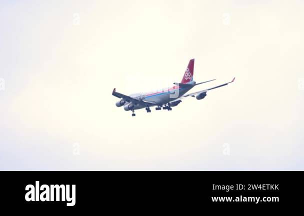 Airfreighter Boeing 747 final approach Stock Video Footage - Alamy