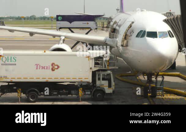 Ground handling of passenger aircraft after landing and before take-off ...