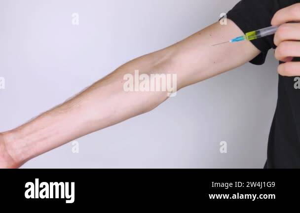 The addict makes himself an injection of prohibited preparation into ...