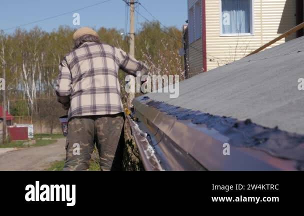 Smearing of seams with bituminous mastic. Preparation for laying a soft ...