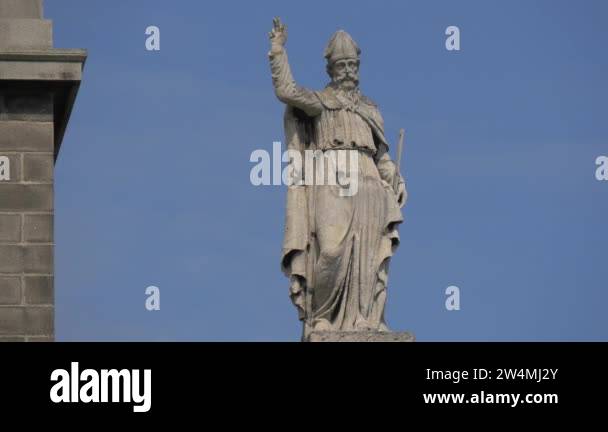 Stone statue on building Stock Videos & Footage - HD and 4K Video Clips ...