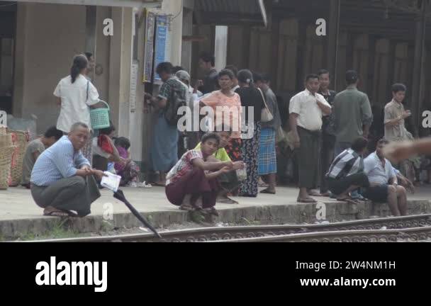 Passengers on train platforms Stock Videos & Footage - HD and 4K Video ...