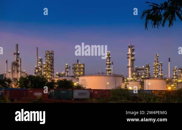 Crude oil refinery distillation column Stock Videos & Footage - HD and ...