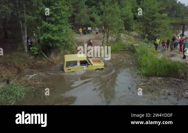 Off Road Free Fest. SUVs drive the swamp. Cars skid in the mud Stock ...