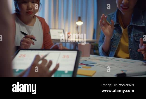 Close-up asia businesspeople meeting plan analysis statistics ...