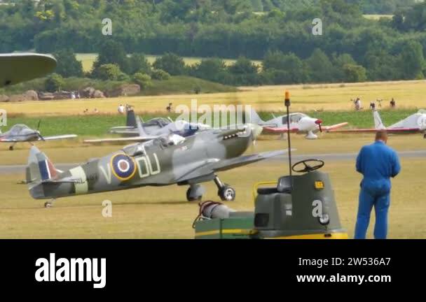 Spitfire fighter Stock Videos & Footage - HD and 4K Video Clips - Alamy