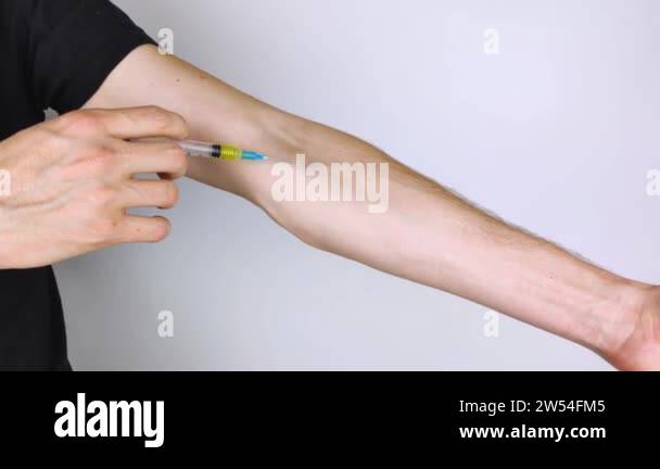 The addict makes himself an injection of prohibited preparation into ...