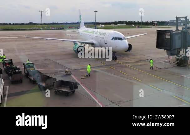 Airplane docking boarding bridge Stock Videos & Footage - HD and 4K ...
