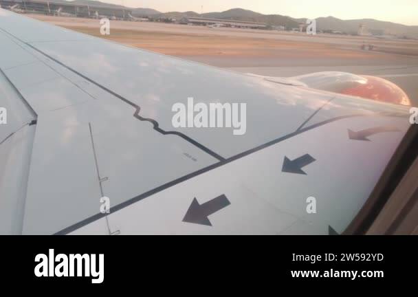 Aircraft landing wing Stock Videos & Footage - HD and 4K Video Clips ...