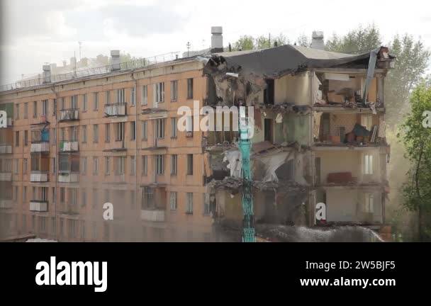 Demolition of the house in Moscow Stock Video Footage - Alamy
