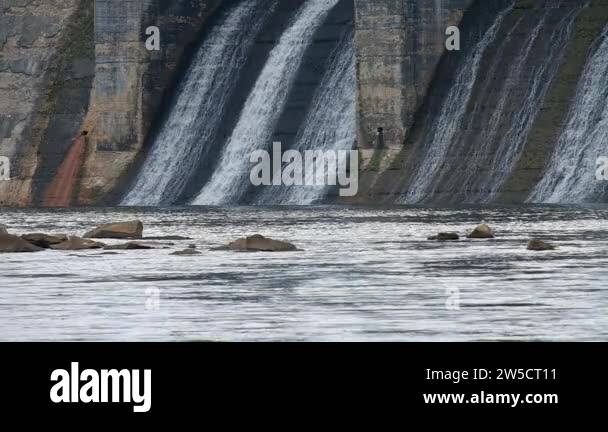 Water pouring through hydroelectric dam on the Catawba River in Fort ...