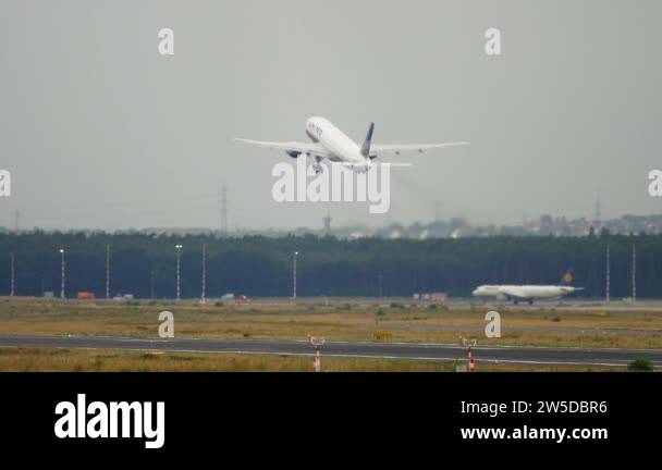 United Airlines Boeing 777 taking off Stock Video Footage - Alamy