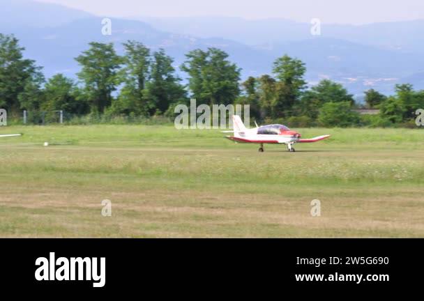 Monoplane glider Stock Videos & Footage - HD and 4K Video Clips - Alamy