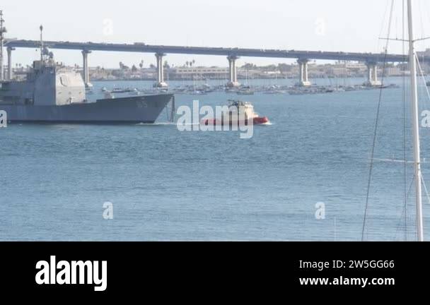 SAN DIEGO, CALIFORNIA USA - 13 FEB 2020: Tugboat pulling USS Chosin CG ...