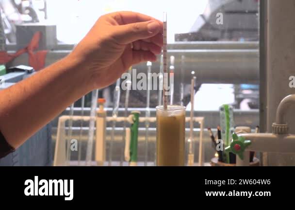 measurement of alcohol using an ebulliometer Stock Video Footage - Alamy