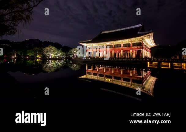 Night view of Timelapse and Gyeonghoeru Pavilion at Gyeongbokgung ...