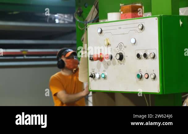 Enterprise for the production of cardboard containers . Machine control ...