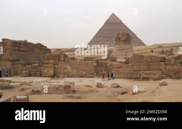 Giza , Egypt - January 14, 2020 : Pyramid of Khafre and the Great ...