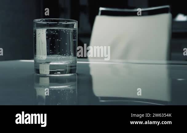 Mineral water in a clear glass, drinking water on the table, bubbles of mineral water Stock ...