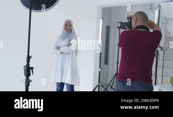 Hijab photoshoot Stock Videos & Footage - HD and 4K Video Clips - Alamy