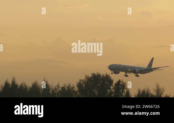 Boeing 777 approaching sunset Stock Videos & Footage - HD and 4K Video ...