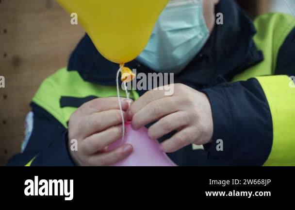 Balloon tying Stock Videos & Footage - HD and 4K Video Clips - Alamy