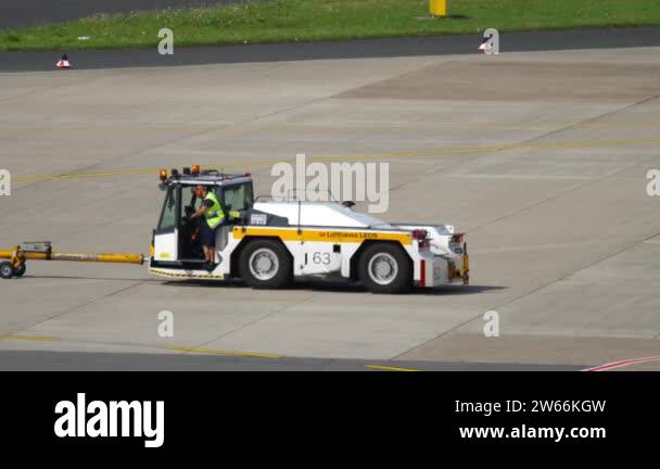 Airplane tug Stock Videos & Footage - HD and 4K Video Clips - Alamy