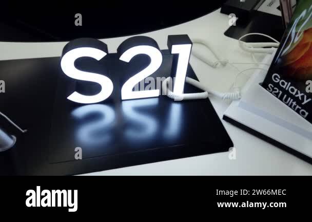 Galaxy s21 series 5g Stock Videos & Footage - HD and 4K Video Clips - Alamy