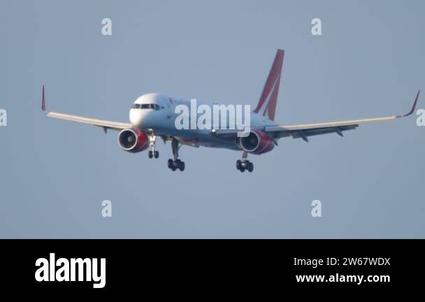 Royal Flight Boeing 757 landing Stock Video Footage - Alamy