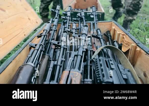 The military puts Kalashnikov assault rifles and sniper rifles in a box ...