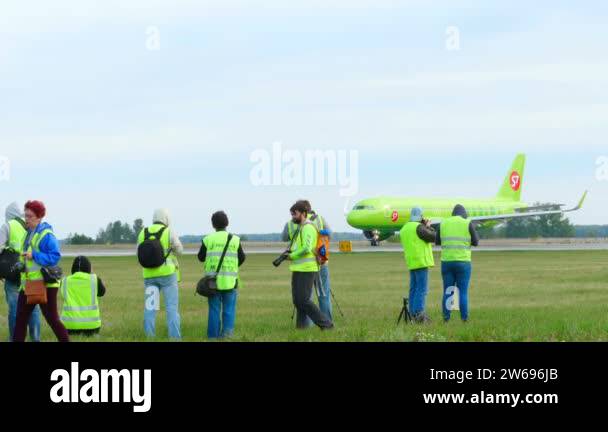 Plane spotting Stock Video Footage - Alamy