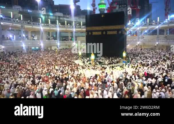 Pilgrims infront of Kaaba door (Multazam Stock Video Footage - Alamy