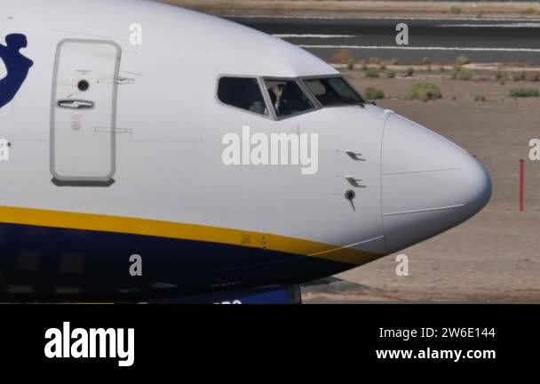 Pilot and co-pilot waving from the cockpit of Ryanair Boeing 737-800 ...