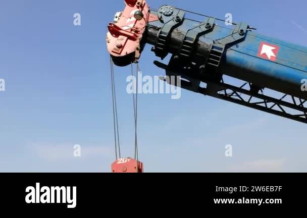 retractable jib of a cargo crane, Preparation of the crane for lifting ...