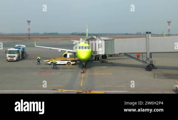 Aircraft loading refueling Stock Videos & Footage - HD and 4K Video ...