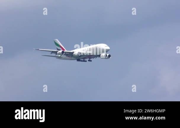 4K Emirates Airbus A380 final approach landing at Boston's Logan ...