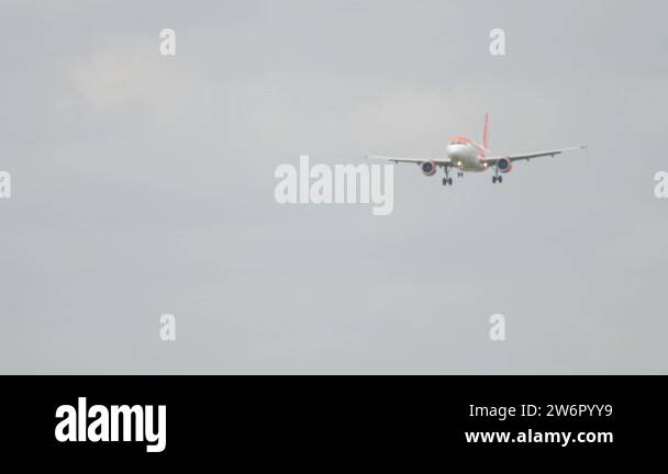 Easyjet plane sky Stock Videos & Footage - HD and 4K Video Clips - Alamy